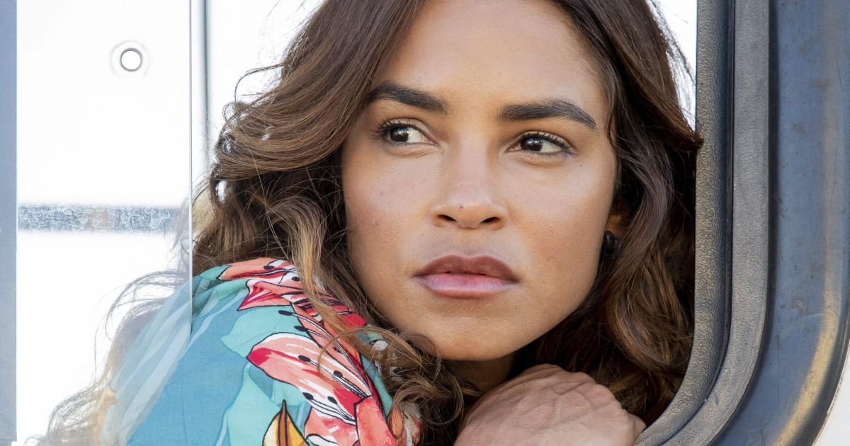 Ari (Chay Suede) conta a Brisa (Lucy Alves) que não vai entregar Tonho ...