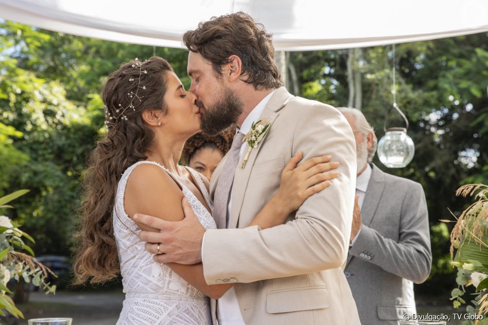 Casamento Candoca Usa Vestido De Noiva Romântico Para Casar Com José