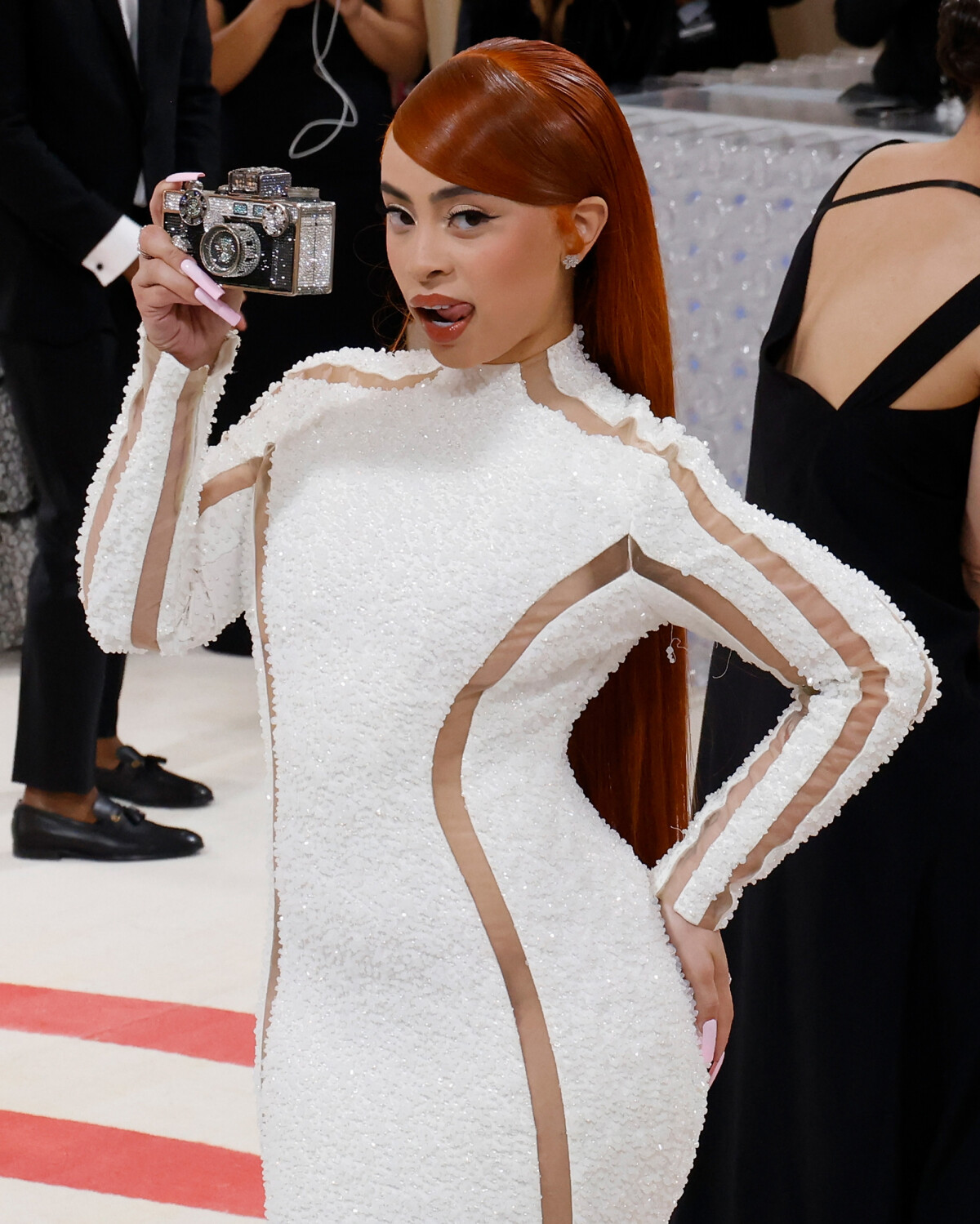 Foto: No MET Gala 2023, Ice Spice usou unhas extravagantes em rosa ...
