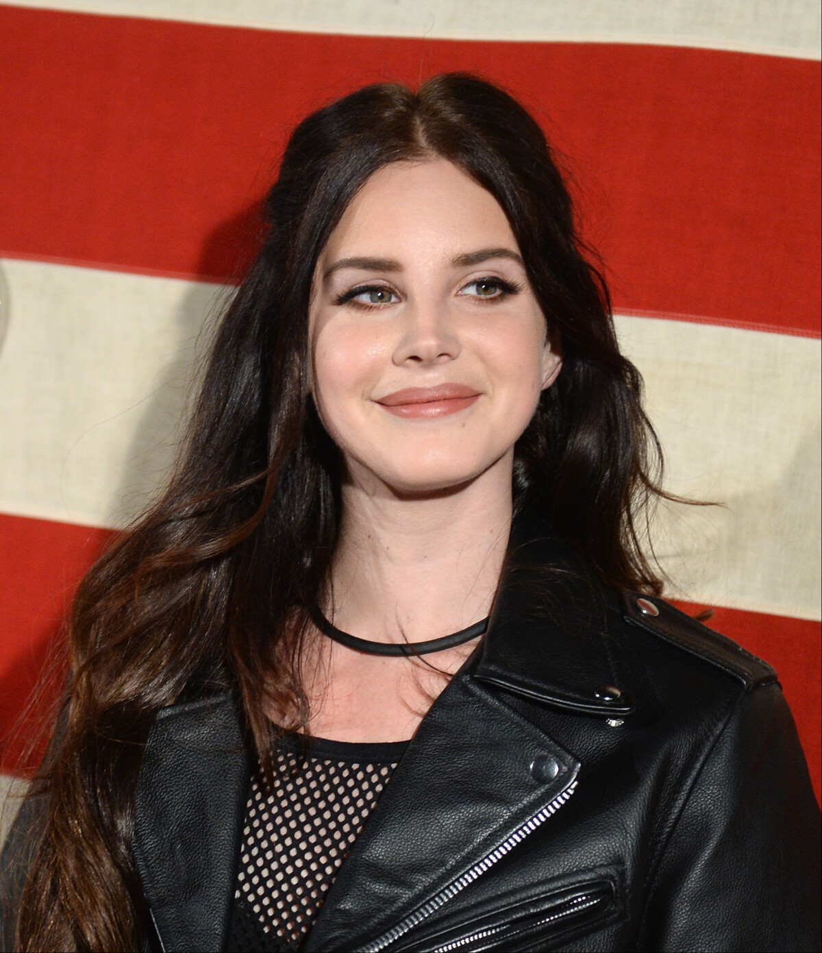 Foto: Lana del Rey usa o perfume Spring Flower, da Creed - Purepeople