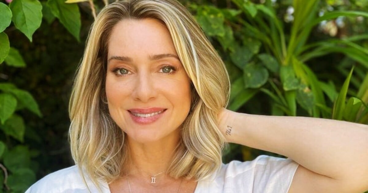 Letícia Spiller, após completar 50 anos, passeia no shopping com a ...