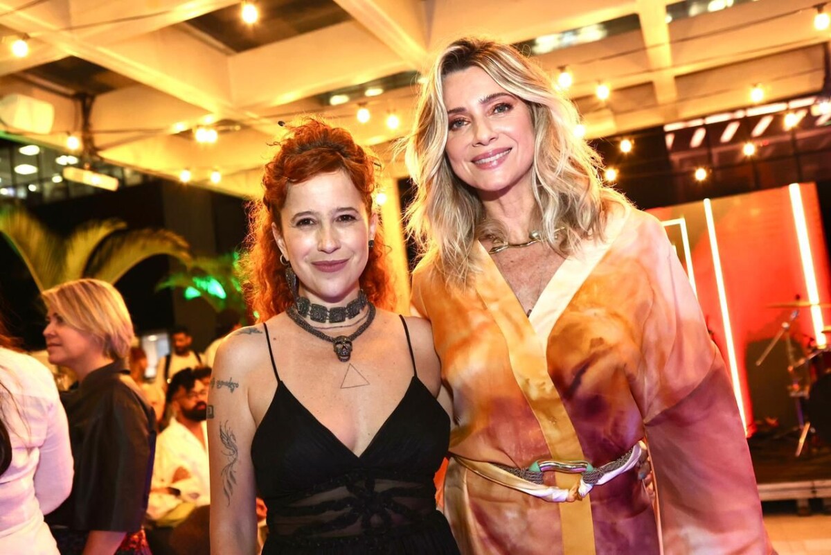Foto: Leticia Spiller posa com a atriz Maureen Miranda durante o ...
