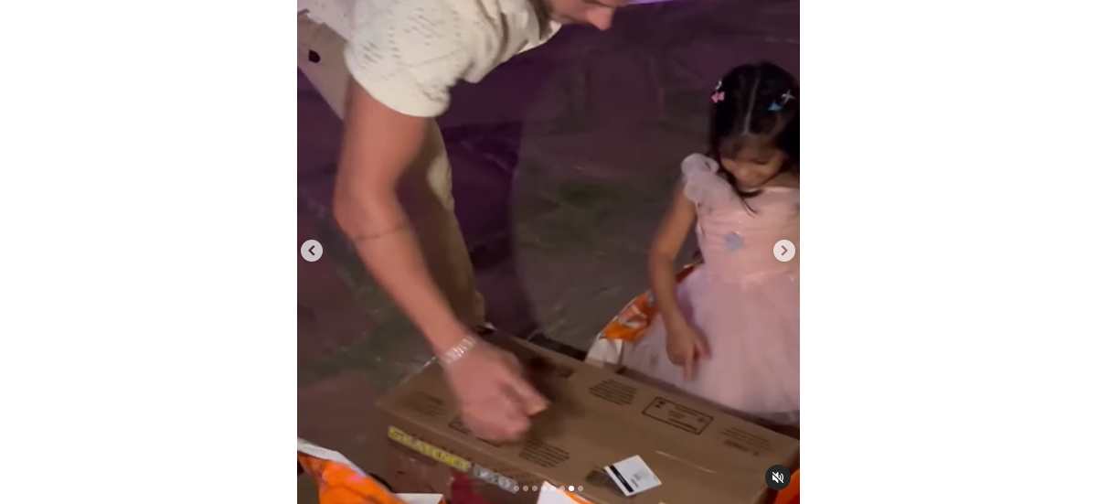 Foto: Arthur Aguiar dá presente para a filha, Sophia Cardi, que tem ...