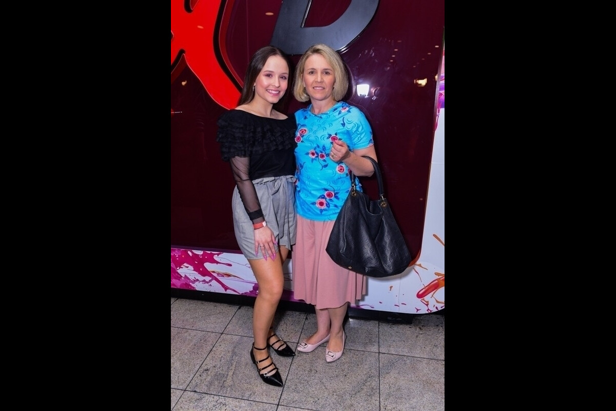Foto: Larissa Manoela teria sido agredida pela mãe, Silvana Taques ...