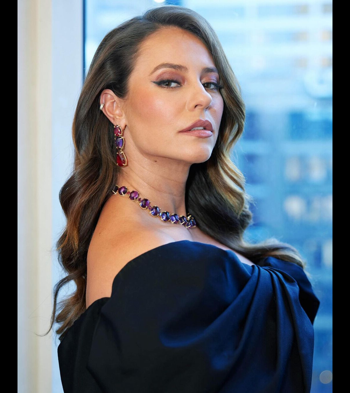 Foto: Emmy: Paolla Oliveira combinou seu look com maxi joias e deixou o ...