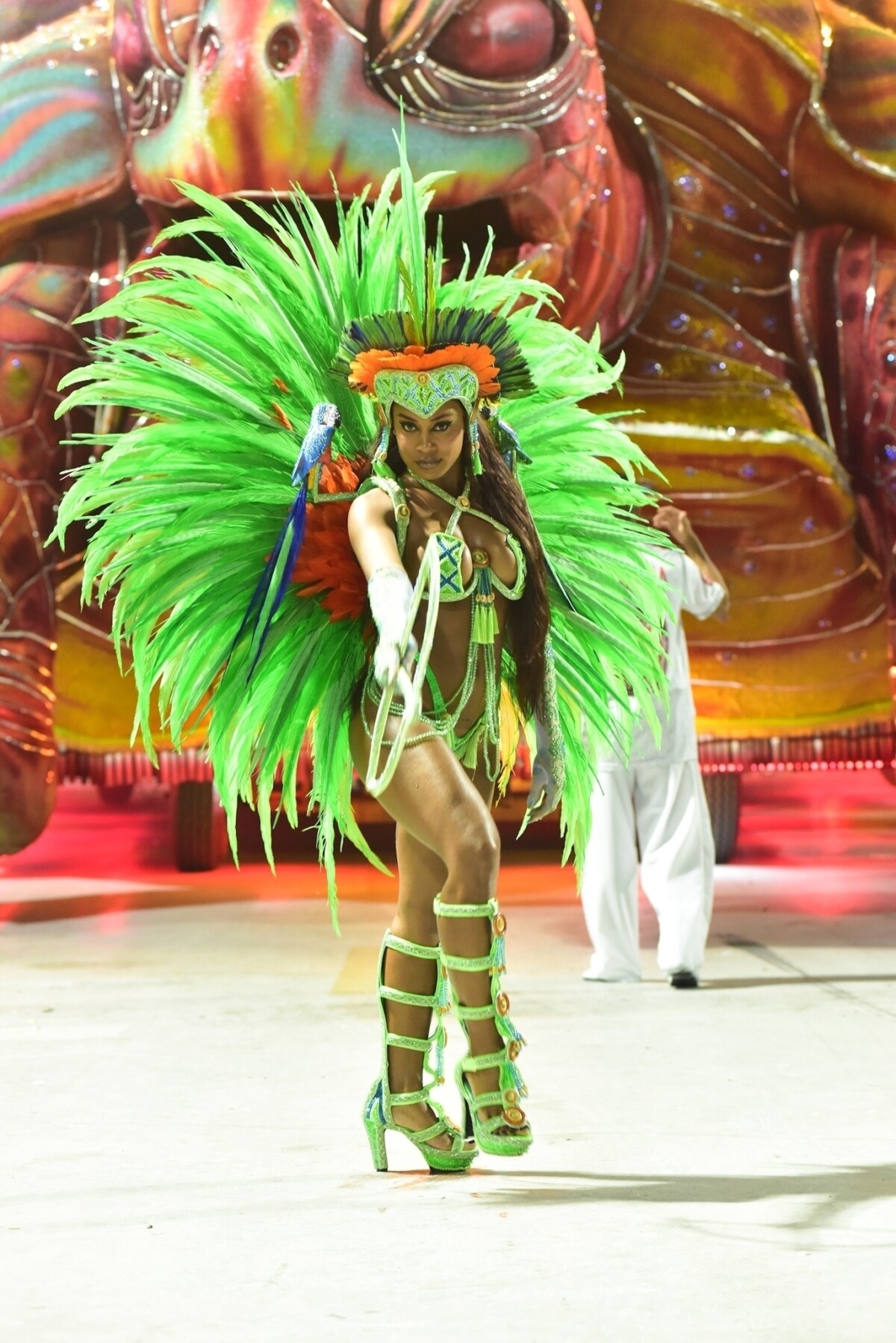 Foto: Fantasia do carnaval 2024 de Rebecca tinha recortes estratégicos ...