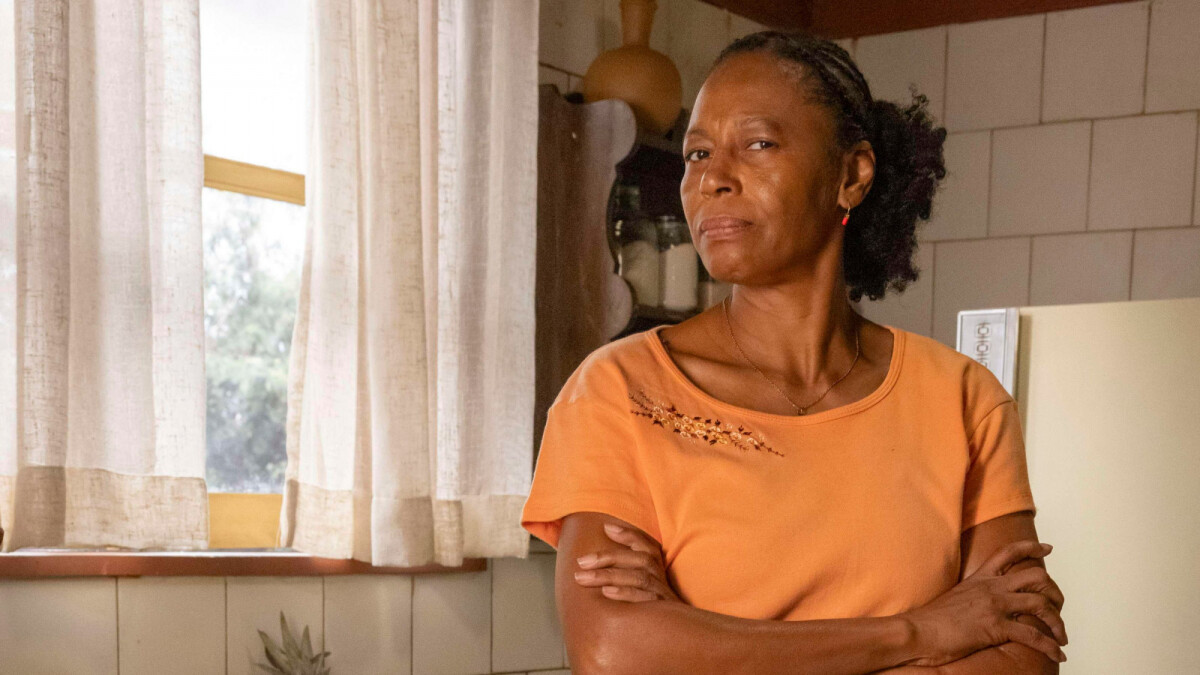 Foto: Na novela 'Renascer', Inácia (Edvania Carvalho) prepara uma loção ...