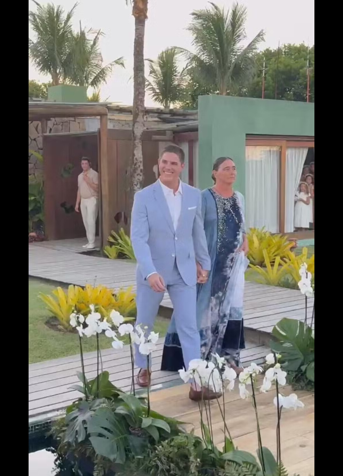 Foto: Rômulo Arantes Neto apostou em um terno azul com sapatos marrons ...