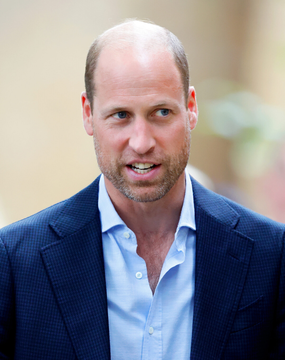 Foto: Príncipe William surgiu com um botão a mais aberto na camisa, um ...