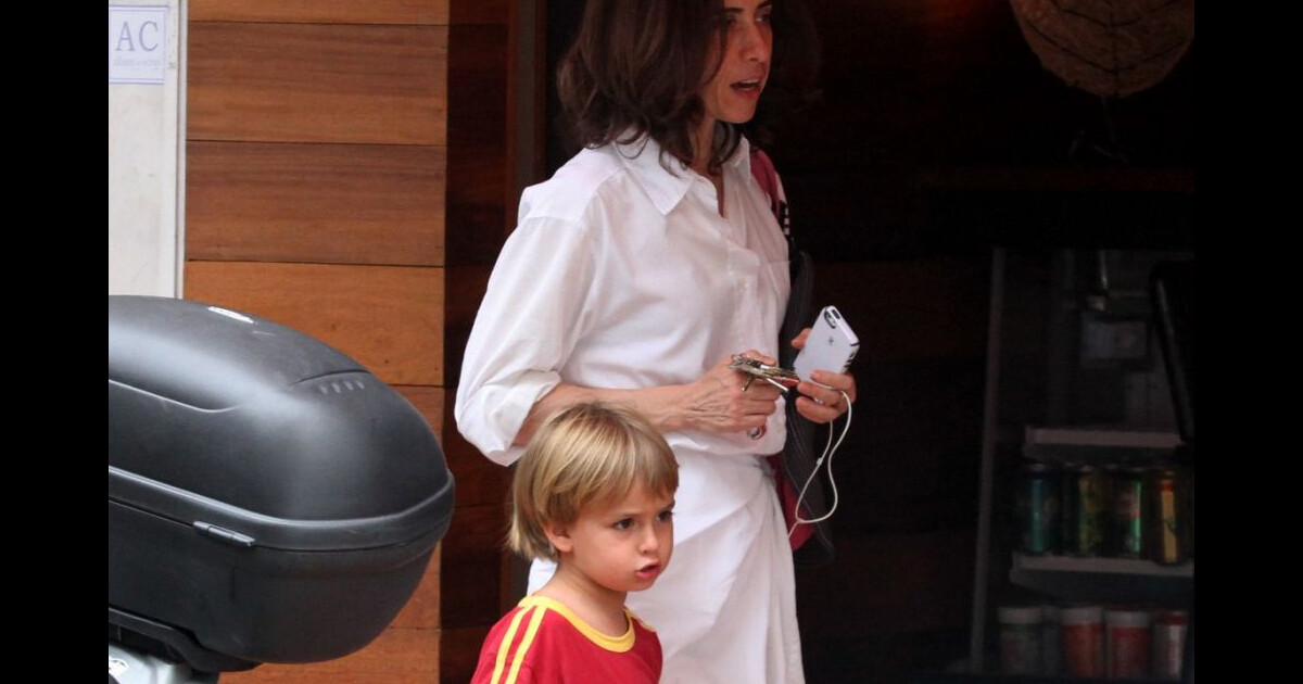 Fernanda Torres passeia com o filho caçula, Antonio, que completa 5 ...