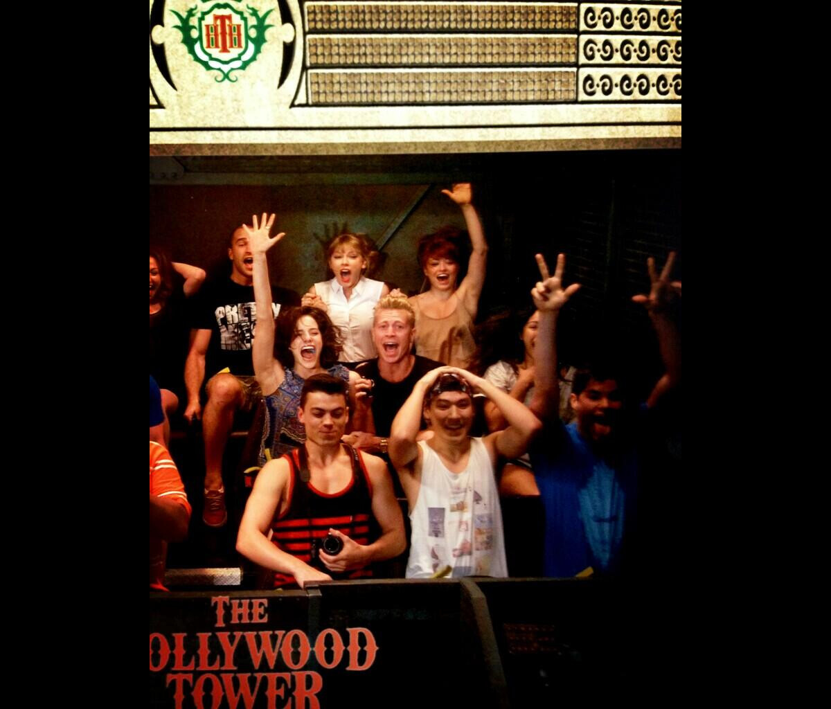 Foto: Taylor Swift demonstra coragem ao descer o elevador mal ...