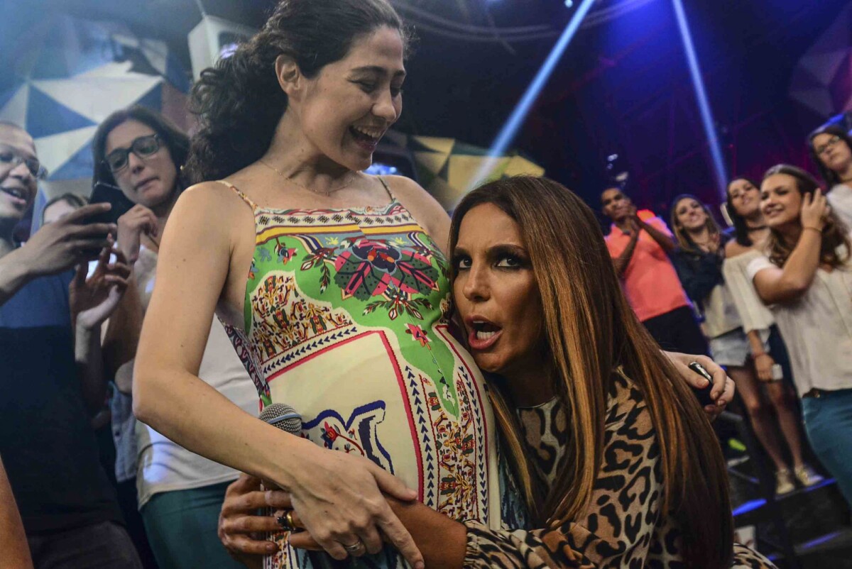 Foto: Ivete Sangalo faz carinho na barriga de grávida da mulher de ...