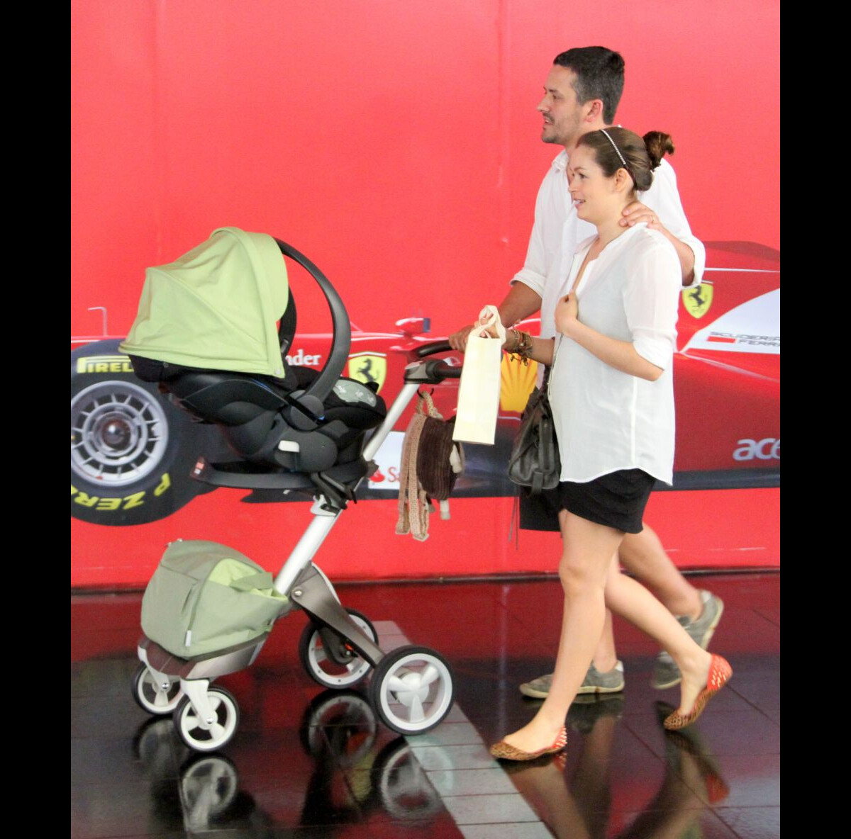 Foto: Bianca Castanho e Henry Canfield passeiam com a pequena Cecília ...