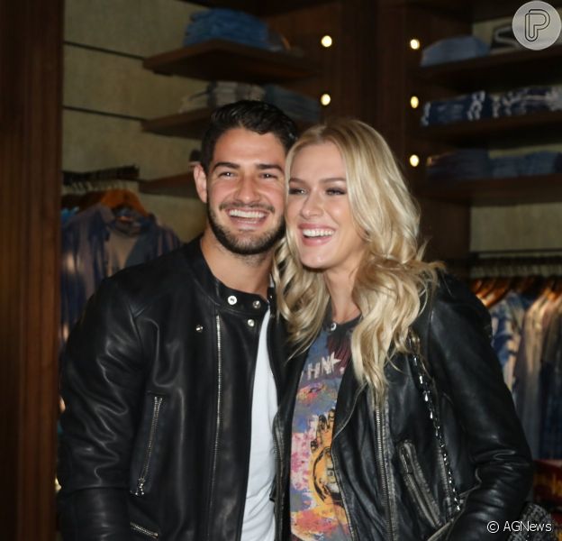 Fiorella Mattheis e Alexandre Pato vão de mãos dadas a evento de moda ...