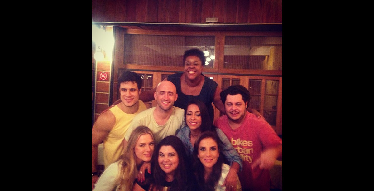 Foto: Ivete Sagalo janta com o elenco do humorístico 'Vai que Cola', em ...