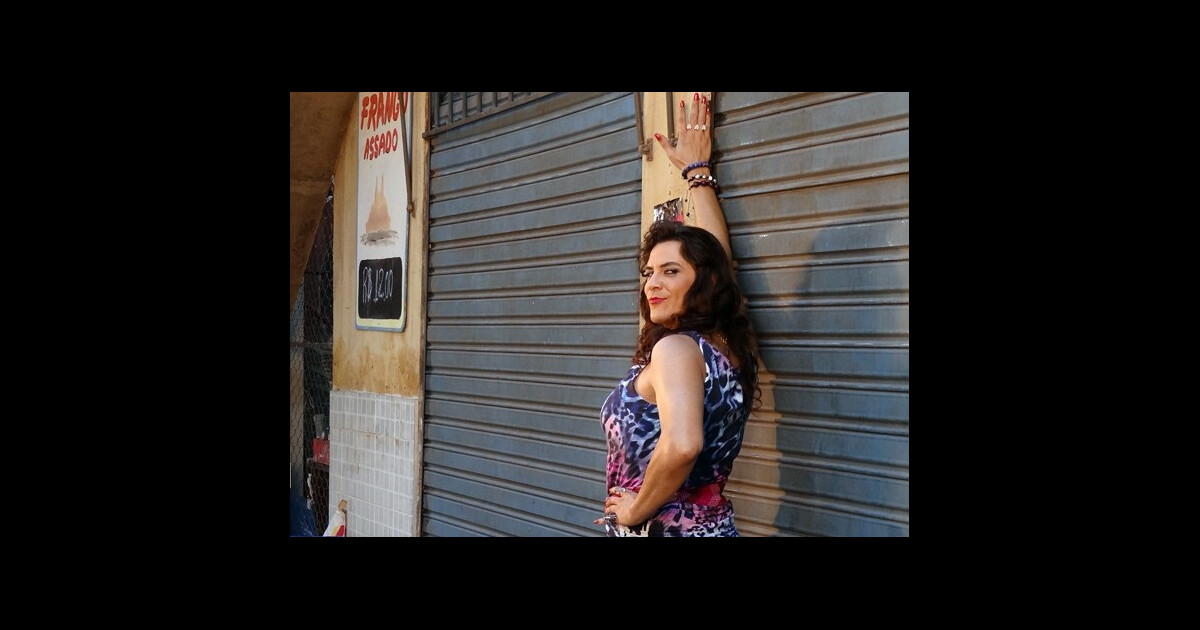 'Sangue Bom': Travestido, Luiz André Alvim passa saia justa para ir ao banheiro - Purepeople