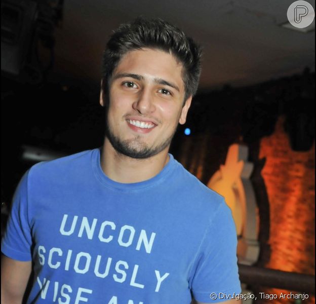 Daniel Rocha sobe em palco de show sertanejo para cumprimentar fãs, em ...