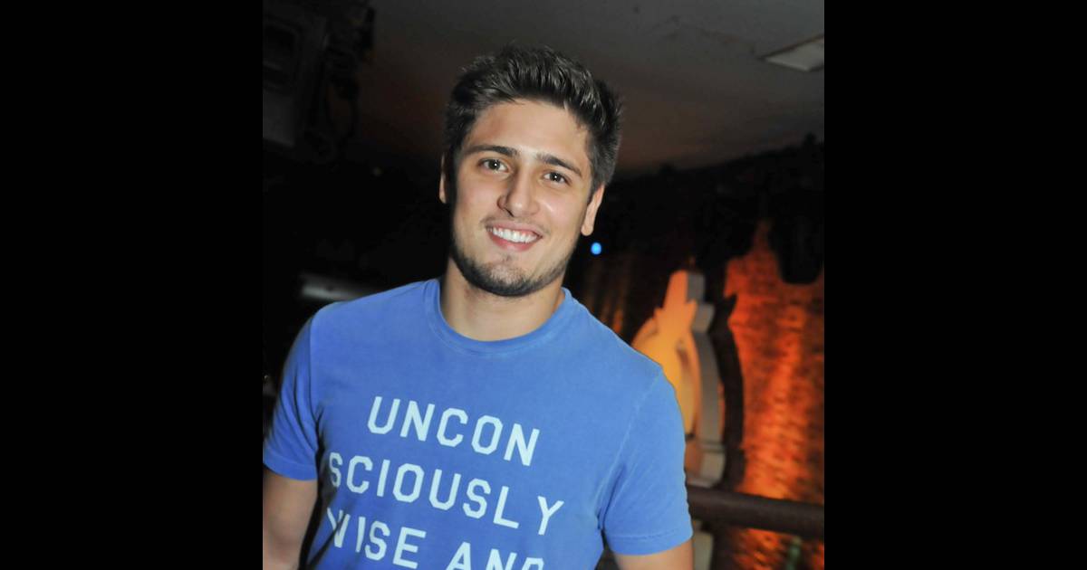 Daniel Rocha sobe em palco de show sertanejo para cumprimentar fãs, em ...