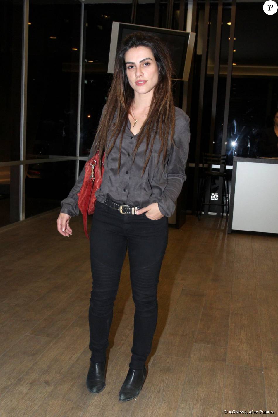 Para a ocasião, Cleo Pires escolheu look preto e deixou os fios soltos ...