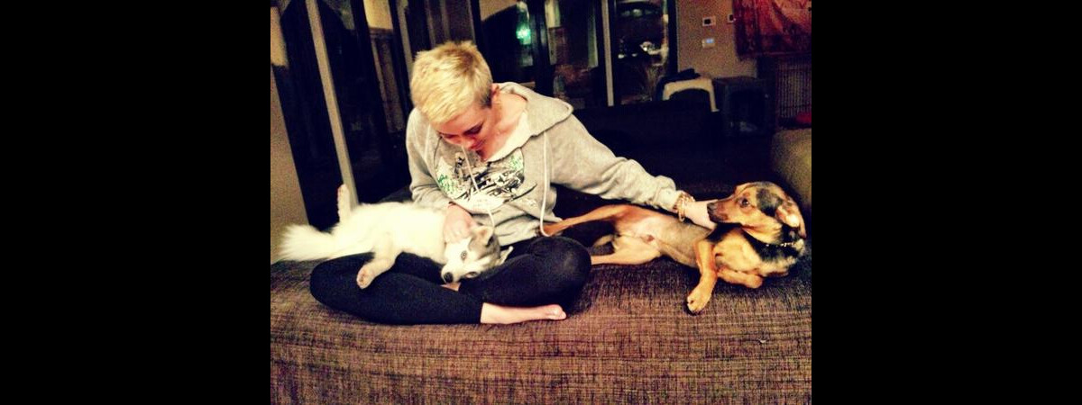 Foto: Apaixonada por animais, Miley Cyrus faz carinho em seus cachorros ...
