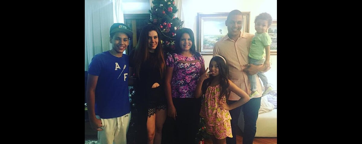 Foto: Simony ao lado dos quatro filhos, Ryan, Aysha, Pyetra e Anthony e ...