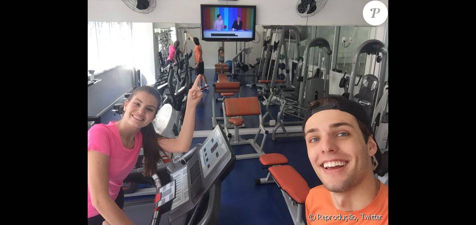 Em outra foto, Camila Queiroz apareceu na academia com o namorado ...
