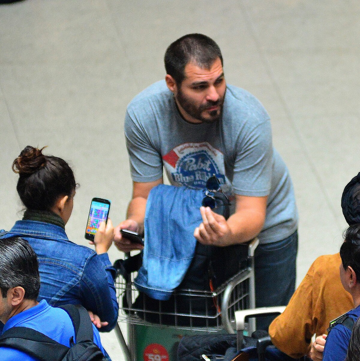 Foto: Thiago Lacerda foi fotografado na fila de embarque do Aeroporto ...
