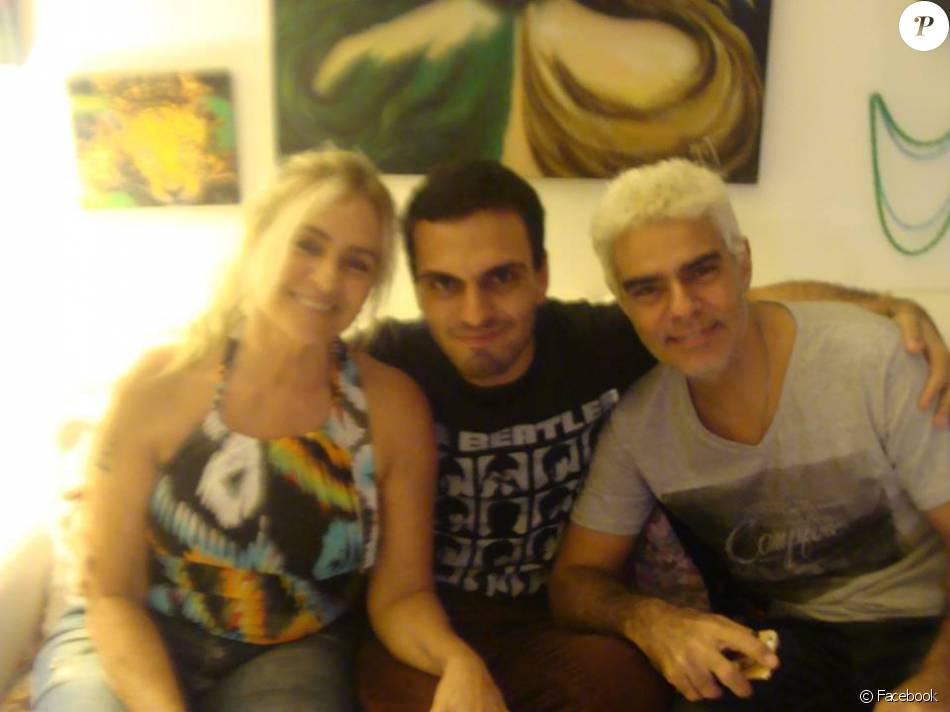 Rian Brito em foto ao lado dos pais, Marcia Brito e Nizo Neto - Purepeople