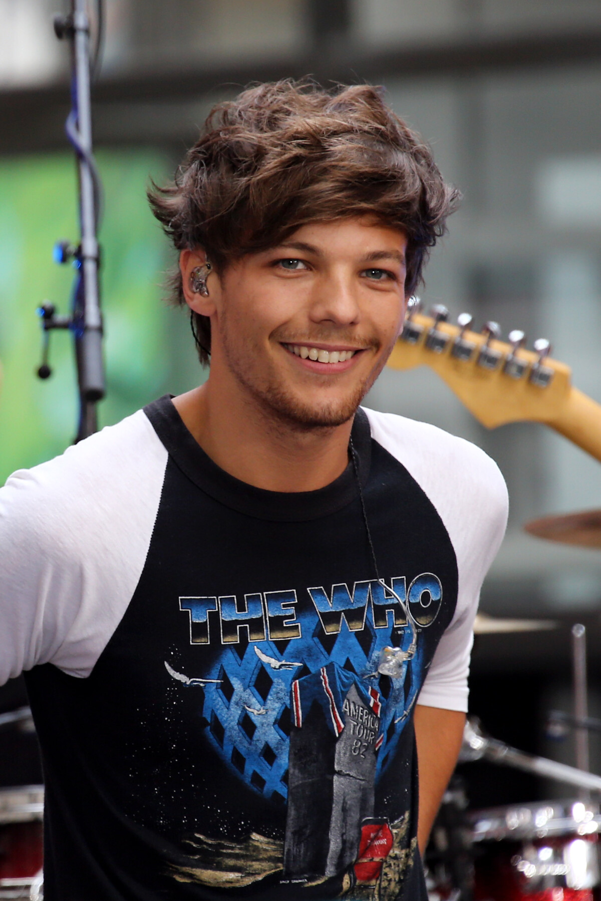 Foto: Louis Tomlinson, integrante da banda One Direction, escorregou e ...