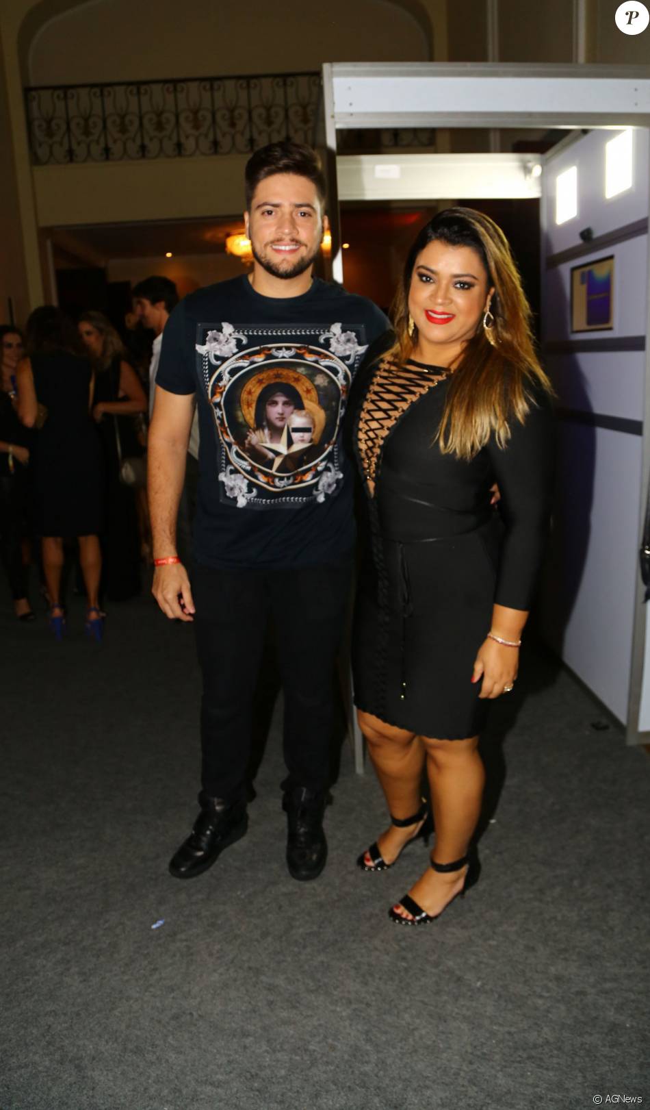 A cantora Preta Gil em modelo preto, com decote profundo, ao lado do ...