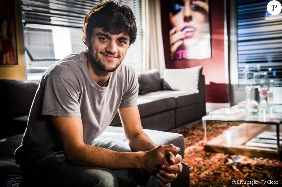 Felipe Simas posa nos bastidores cde 'Totalmente Demais' - Purepeople