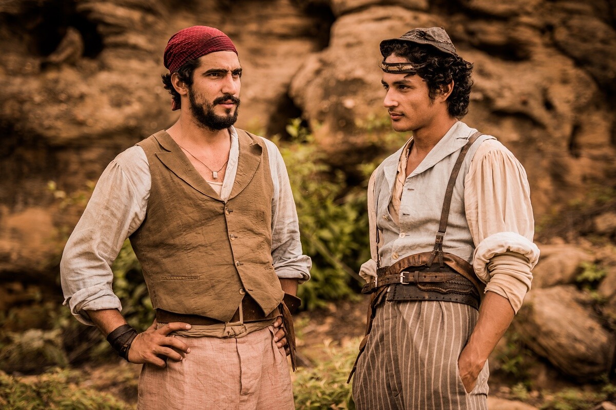 Foto: Bento (Dyio Coelho), o irmão mais novo de Santo (Renato Góes ...