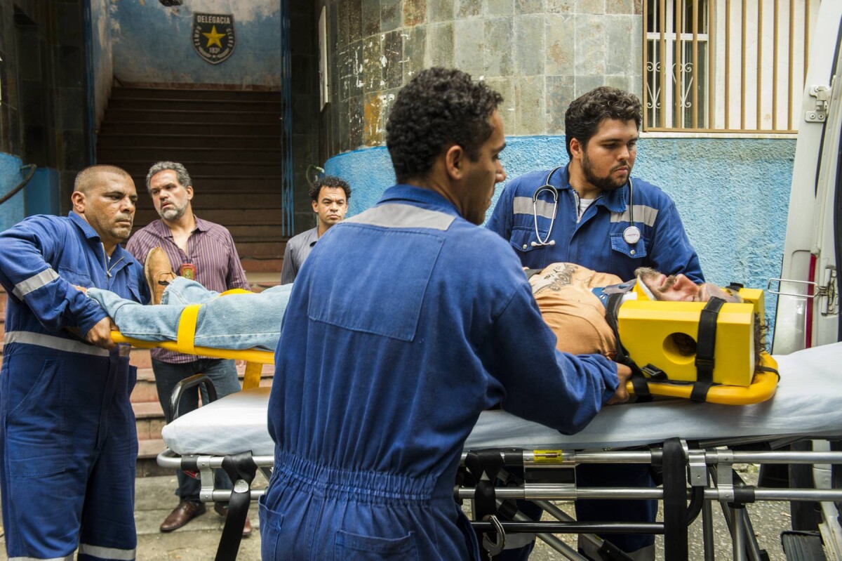 Foto: Na novela 'Totalmente Demais', Dino (Paulo Rocha) leva um tiro de ... Foto: Na novela 'Totalmente Demais', Dino (Paulo Rocha) leva um tiro de ...