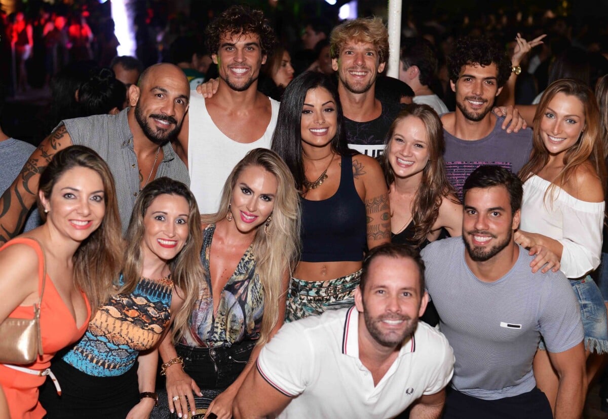 Foto: Aline Riscado posa com o namorado, Felipe Roque, e os amigos ...