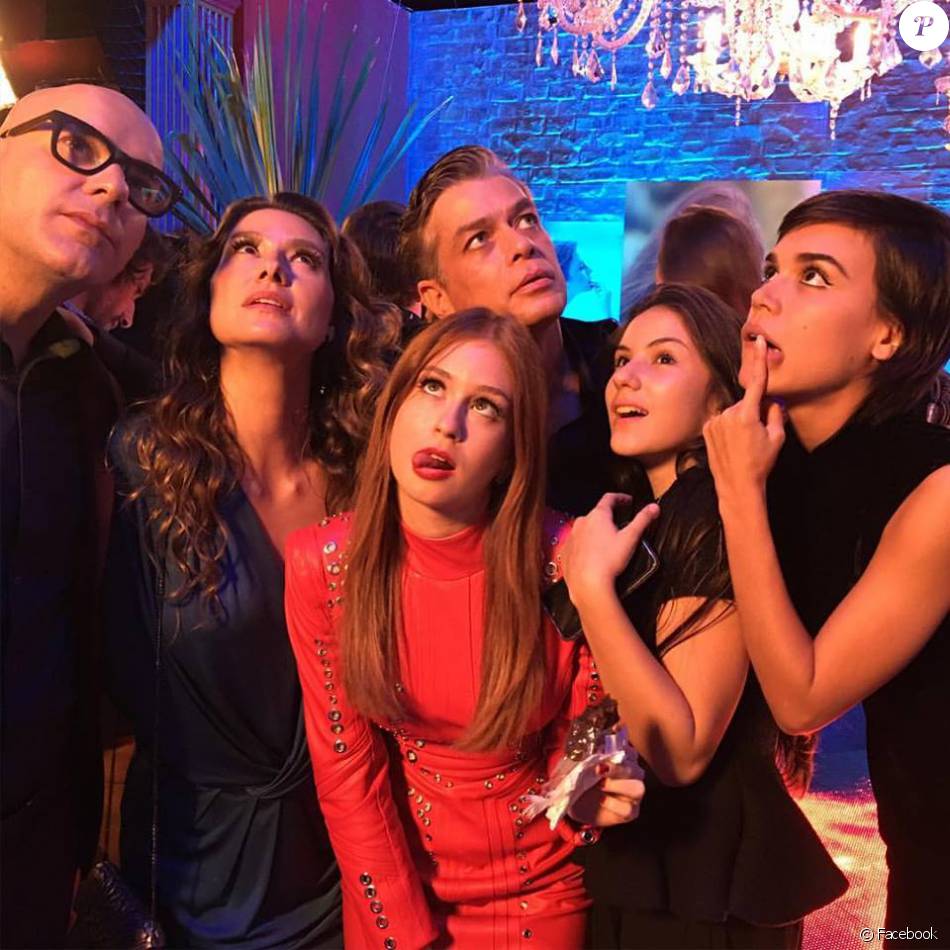 A Atriz Voltou A Fazer Caras E Bocas Em Uma Nova Foto Com O Elenco De Totalmente Demais