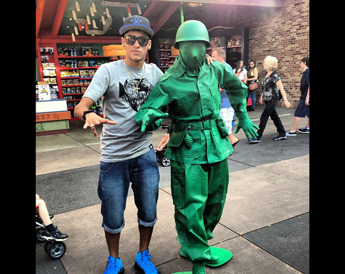 Foto: Neymar posa ao lado de personagem de 'Toy story' em Orlando, nos ...