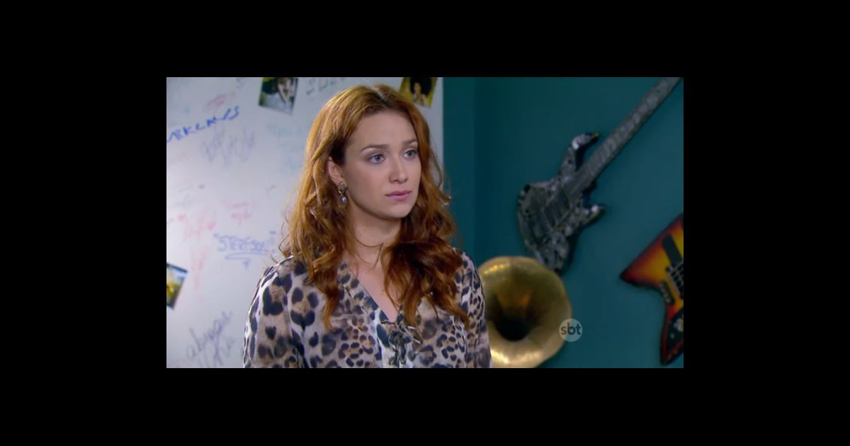 Regina (Maria Pinna) reaparece como diretora da gravadora usando ...