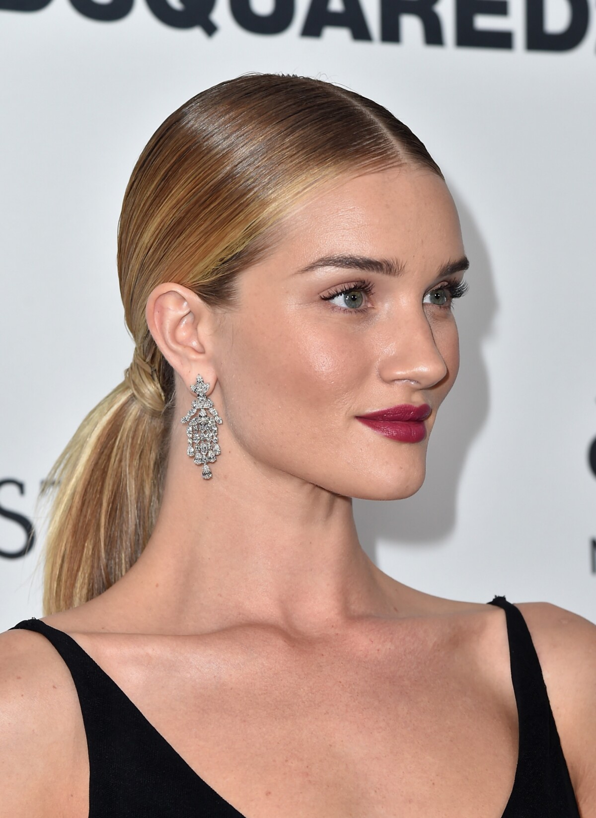 Foto: No baile amfAR 2015, a modelo Rosie Huntington-Whiteley usou fios ...