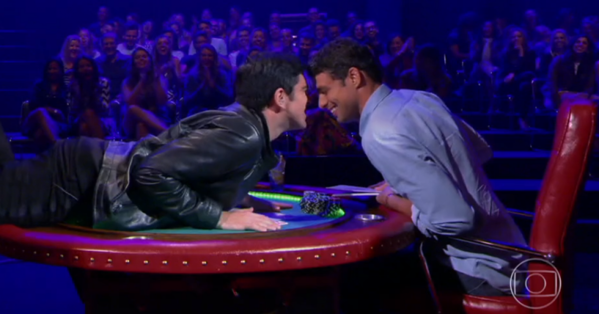 Marcelo Adnet subiu na mesa para dar um beijo de esquimó em Cauã ...