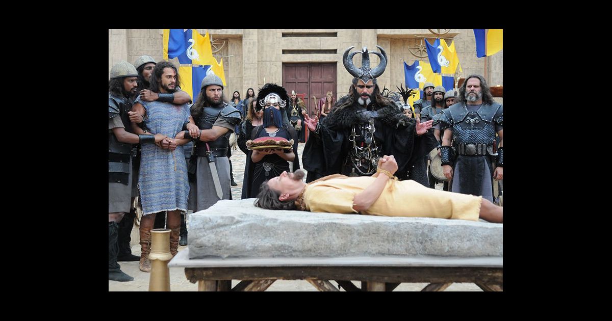 Enquanto o templo desaba, Merodaque (Marcos Winter) se recorda das ...