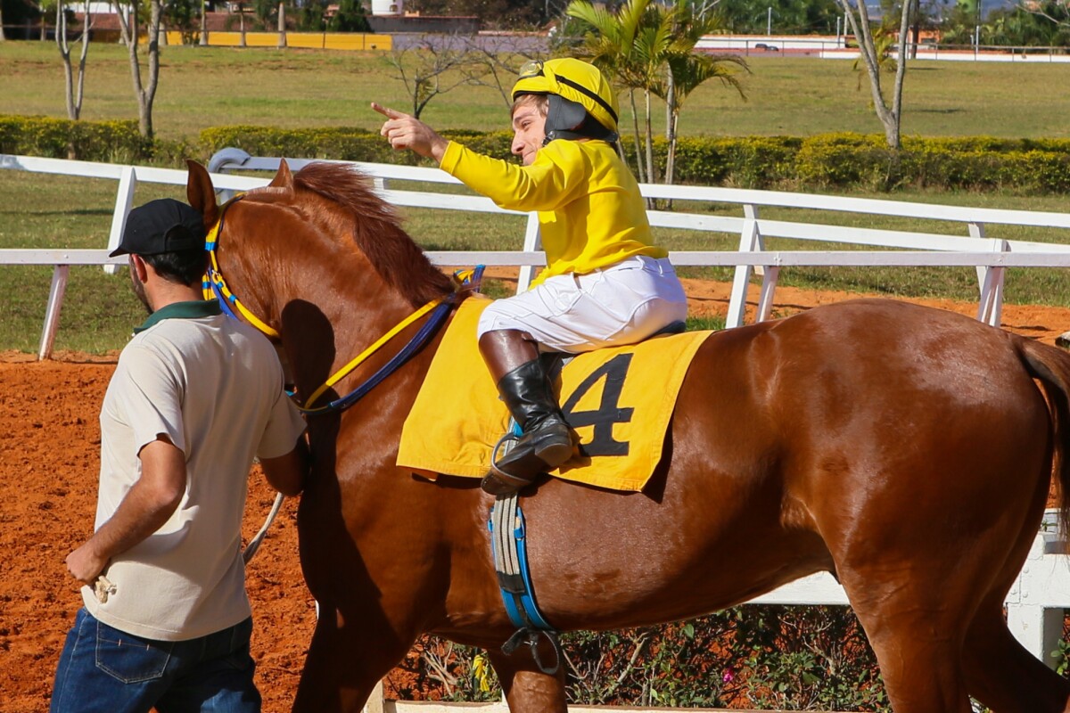 Foto: Nico (Giovanni Venturini) vence a corrida de cavalos na frente ...