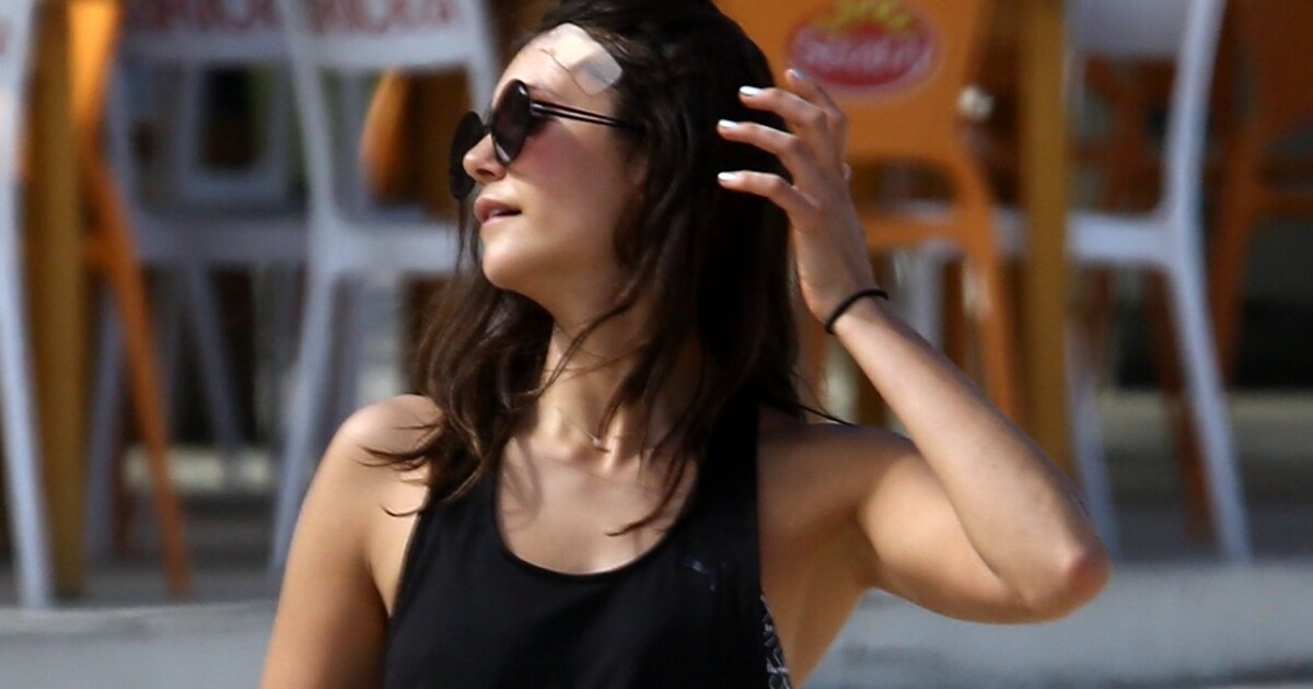 Nina Dobrev, com curativo na testa, joga vôlei com amigos em praia no ...