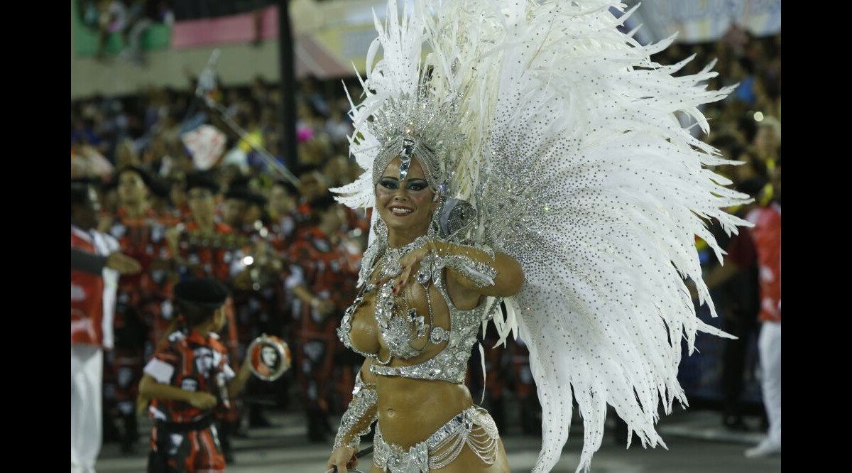 Foto: Viviane Araújo desfilou em 2013 como rainha de bateria do ... Foto: Viviane Araújo desfilou em 2013 como rainha de bateria do ...