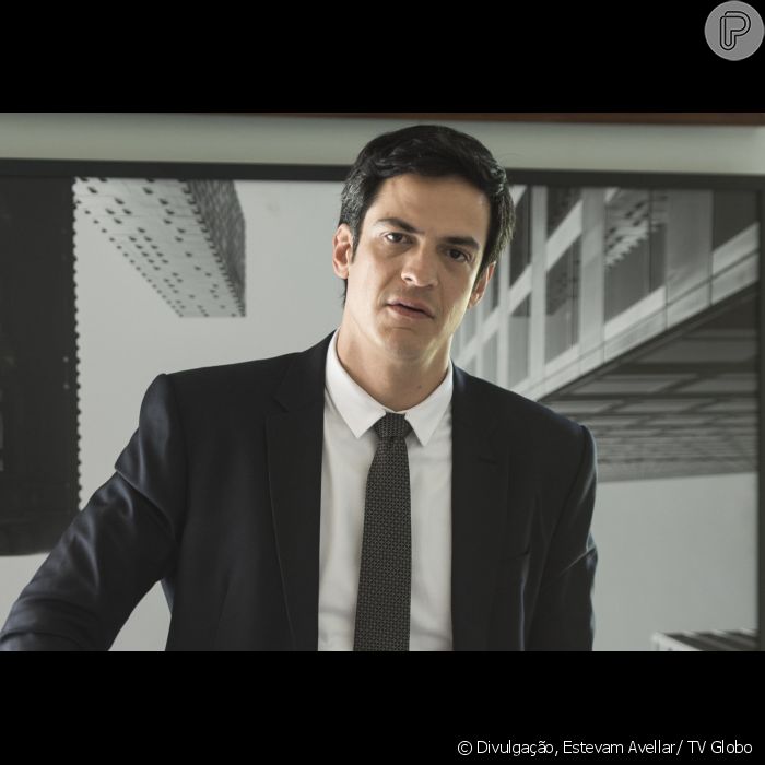 Eric (Mateus Solano) é baleado ao proteger Luiza (Camila Queiroz) de um ...