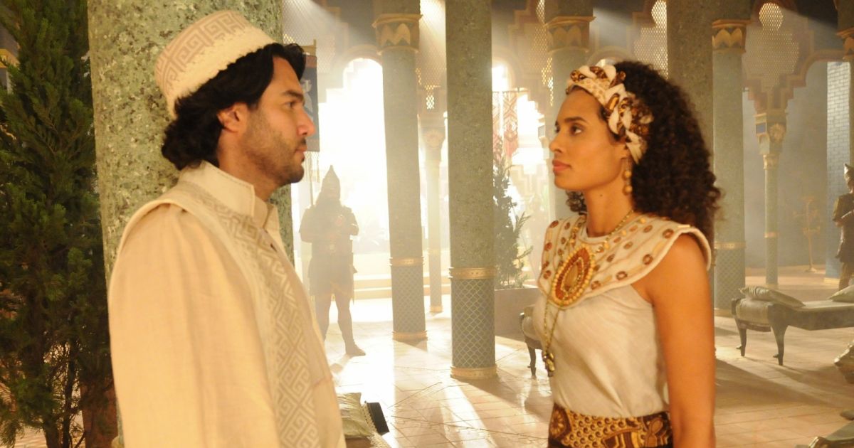 Gadise (Aisha Jambo) é apresentada por Matias (Fernando Sampaio) para a ...