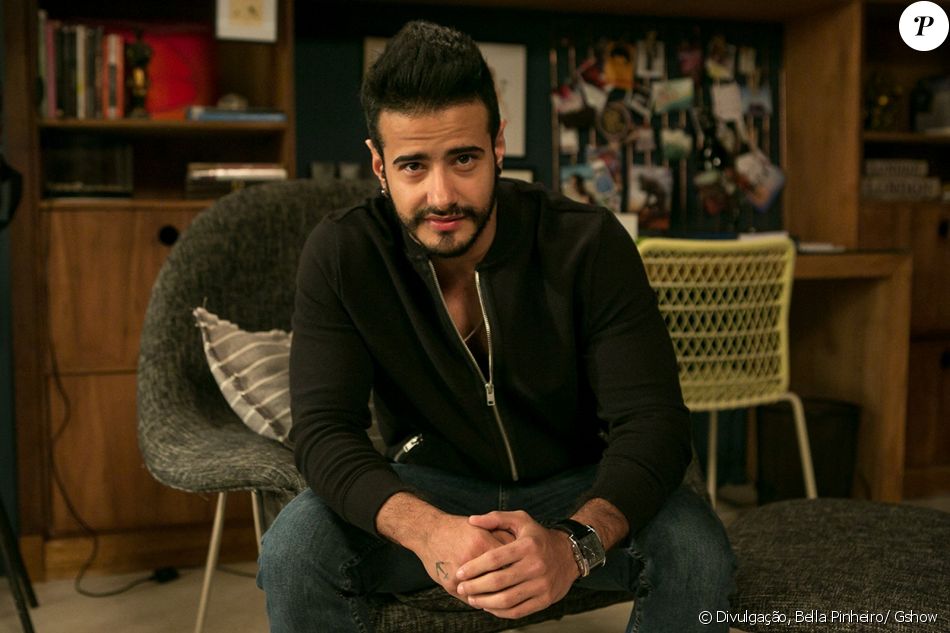 Te (Tarso Brant) explica a Simone (Juliana Paiva) que tem barba e toda ...