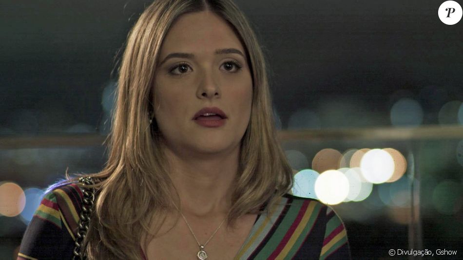 Simone (Juliana Paiva) vê Te (Tarso Brant) no bar e, sem saber que ele ...