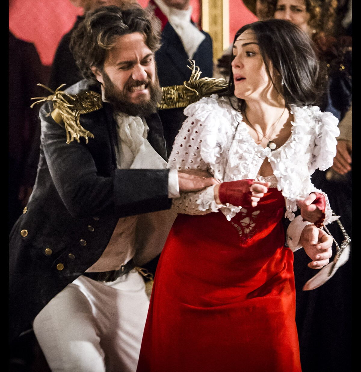 Foto: Anna (Isabelle Drummond) ataca Thomas (Gabriel Braga Nunes) e ...