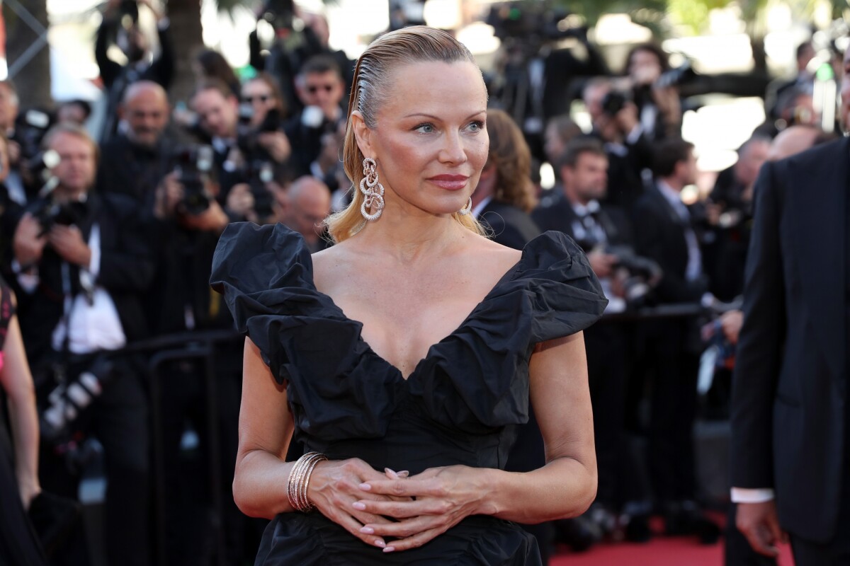 Foto: Pamela Anderson apostou no wet hair para cruzar o tapete vermelho ...