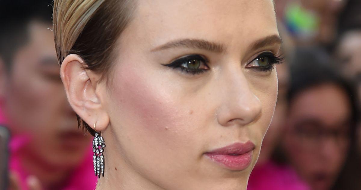 Com o corte pixie, Scarlett Johansson investiu na tendência wet para ...